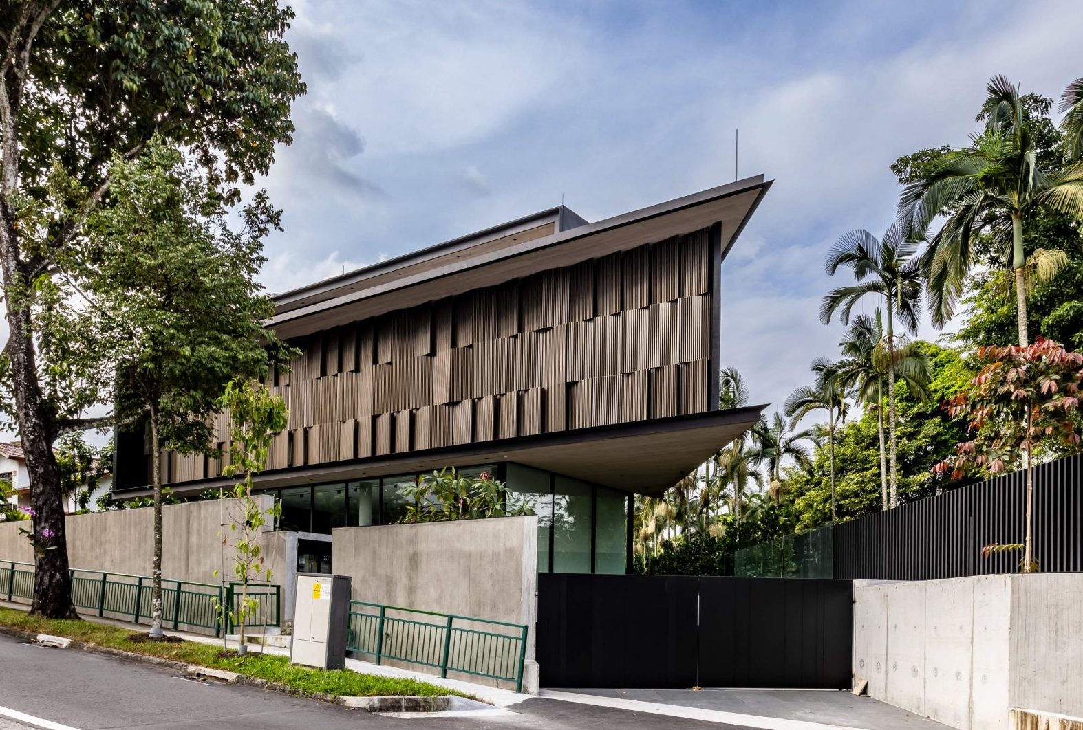 Horizontal House- Swiss Club Road – Edmund Ng Architects