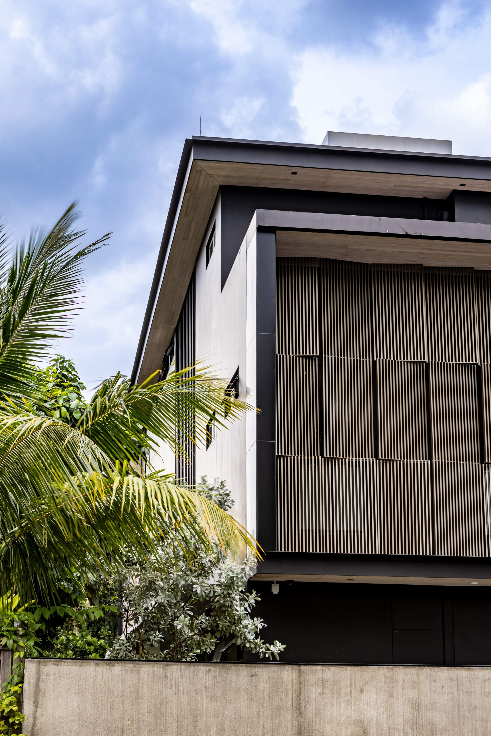 Horizontal House- Swiss Club Road – Edmund Ng Architects