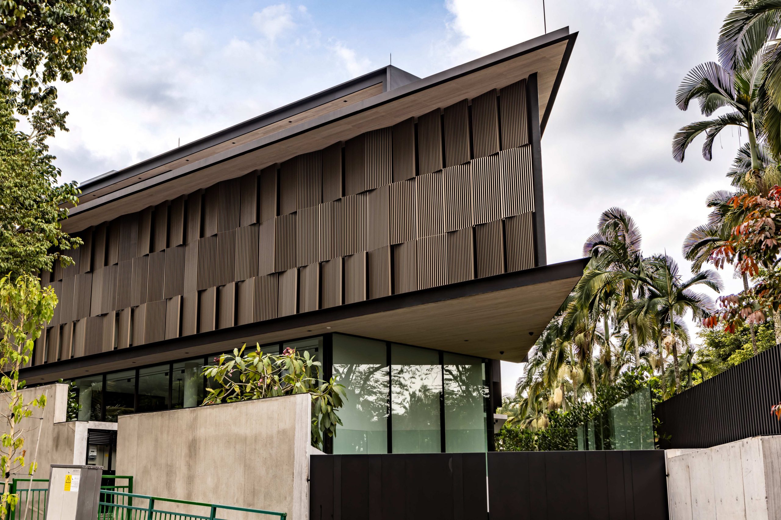 Horizontal House- Swiss Club Road – Edmund Ng Architects